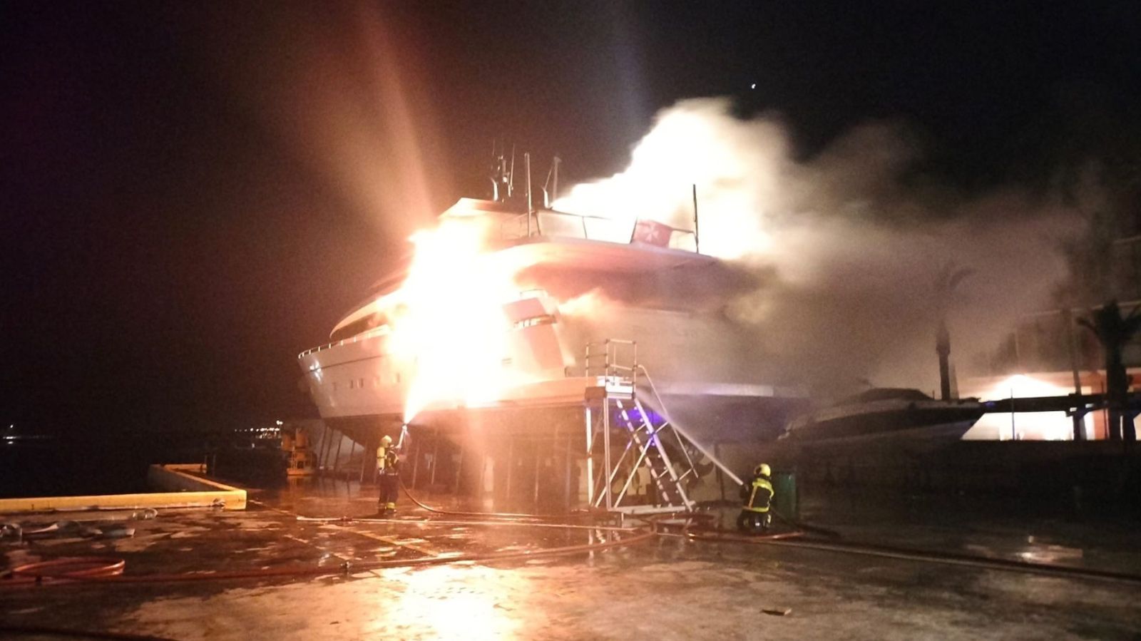Video: 32m Sanlorenzo yacht Elysium goes up in flames in Sotogrande, Spain